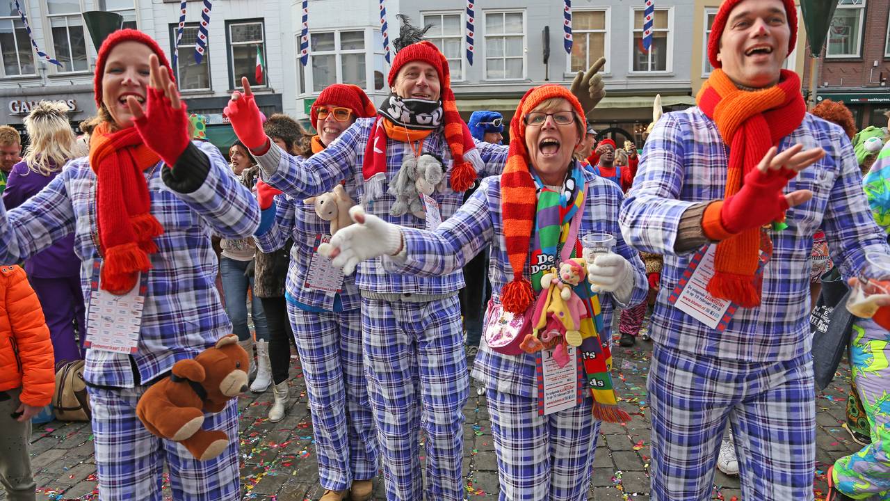 In Breda is carnaval al begonnen: duizenden klûnen van kroeg naar kroeg ...