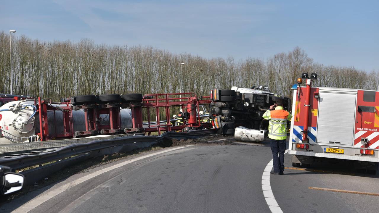 Tankwagen gekanteld op A59 bij knooppunt Zonzeel, weg pas dinsdagochtend weer helemaal open ...
