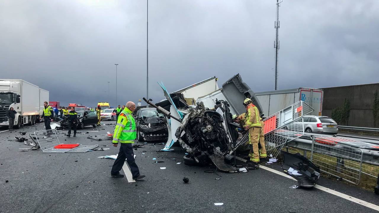 'Meerdere gewonden': grote ravage op A2 na ernstig ongeval, snelweg richting Den Bosch dicht ...