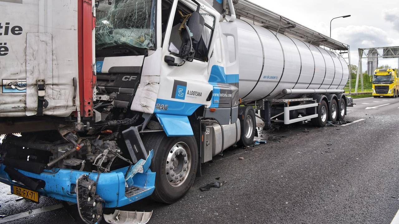 Vrachtwagens botsen op A59, weg bij knooppunt Hooipolder weer vrij - Omroep Brabant