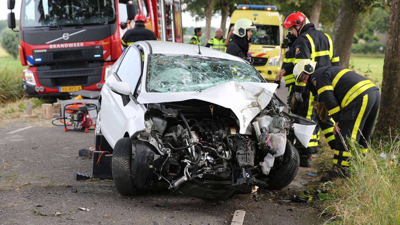 Auto botst tegen boom in Oud Gastel, bestuurder gewond naar ziekenhuis - Omroep Brabant