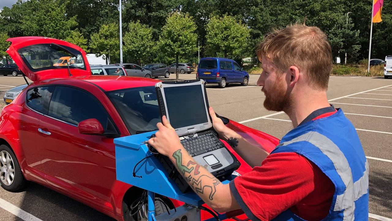 Meer dan de helft van Tilburgse auto's rijdt met te slappe banden ... Meer dan de helft van Tilburgse auto's rijdt met te slappe banden ...