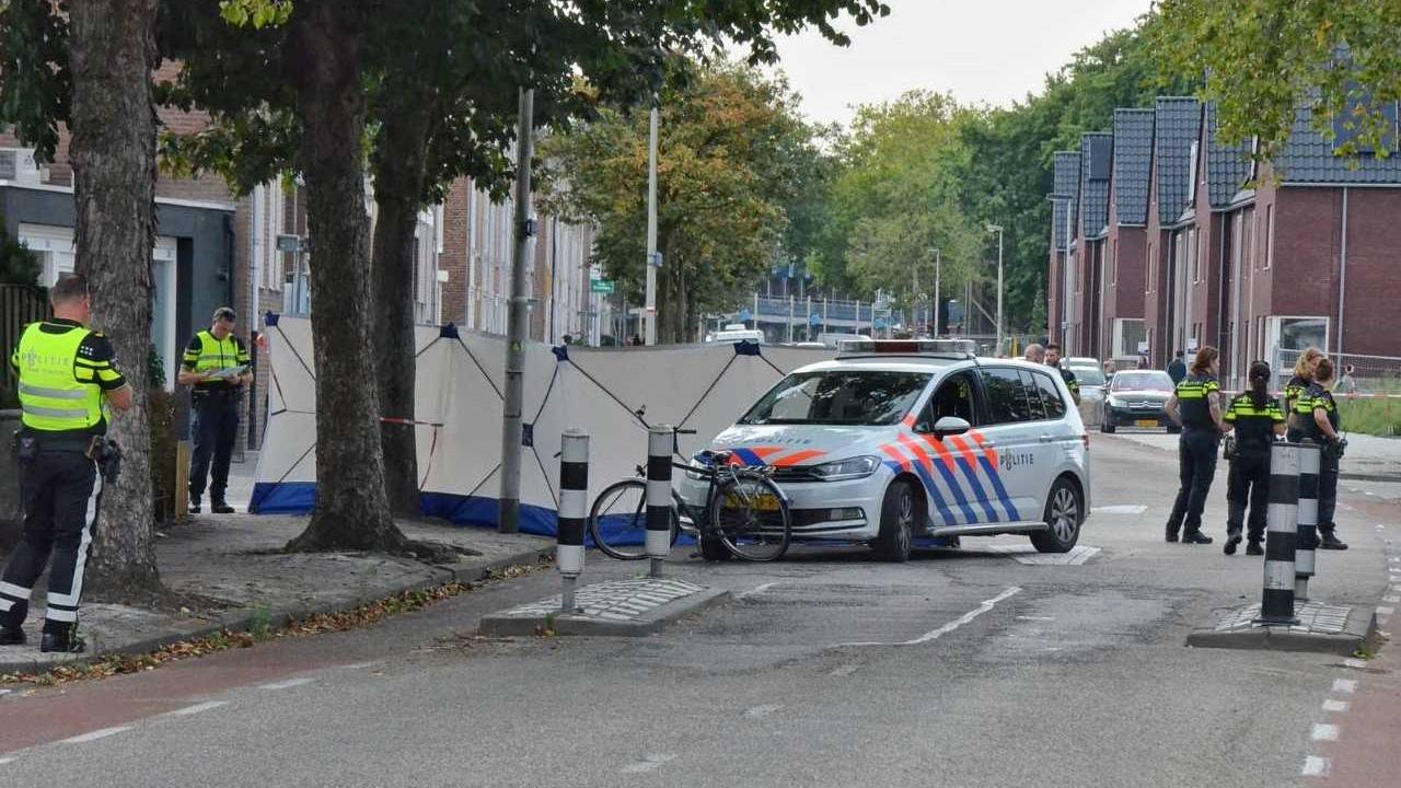 Verdachte (14) van beroving gewond bij arrestatie, politieauto in ...
