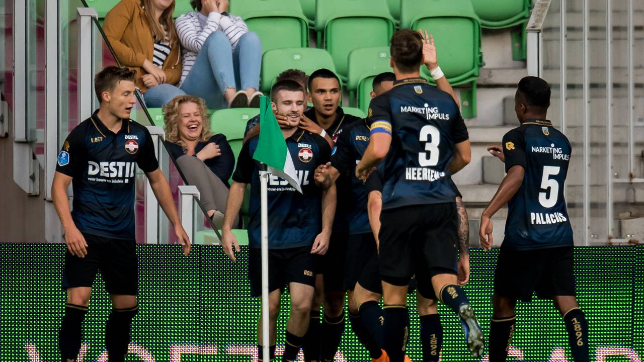 Daniel Crowley is blij met zijn wereldgoal voor Willem II in Groningen ...