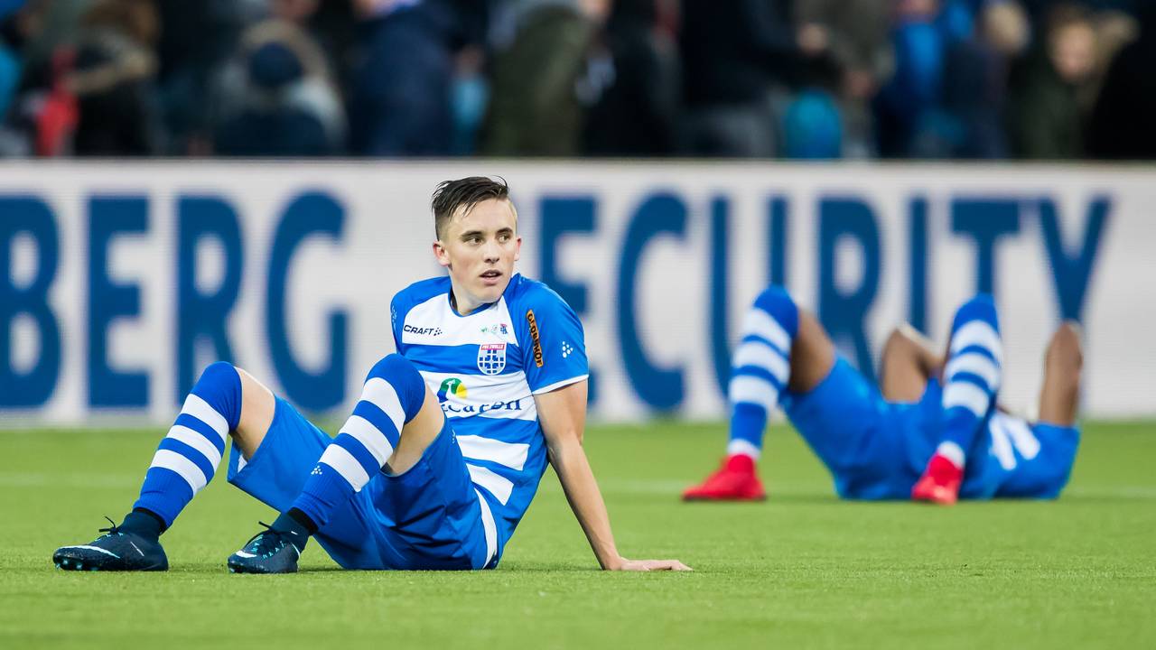 Minuut lang applaus voor pechvogel Ryan Thomas tijdens PEC Zwolle-PSV ...