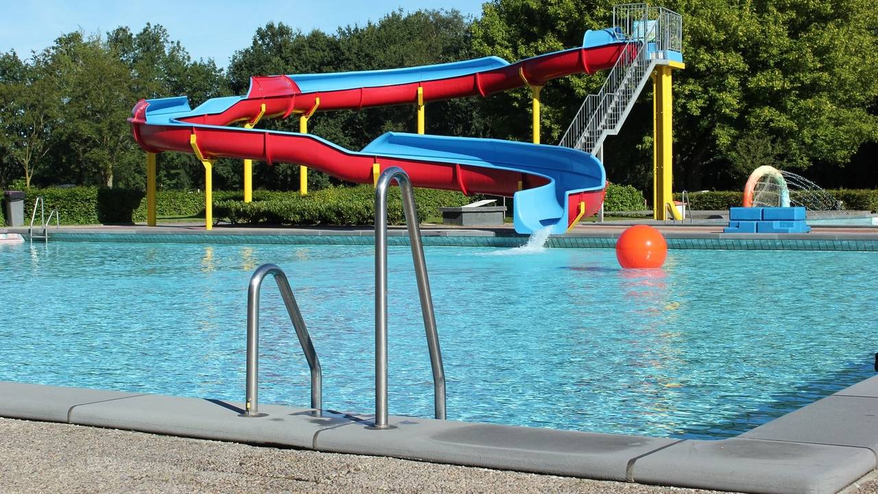 'Misschien de laatste plons van het seizoen', openluchtzwembad extra ...