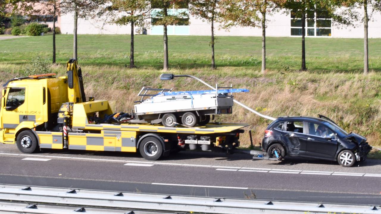 Gekantelde aanhanger met steigermateriaal zorgt voor flinke file op A58 ... Gekantelde aanhanger met steigermateriaal zorgt voor flinke file op A58 ...