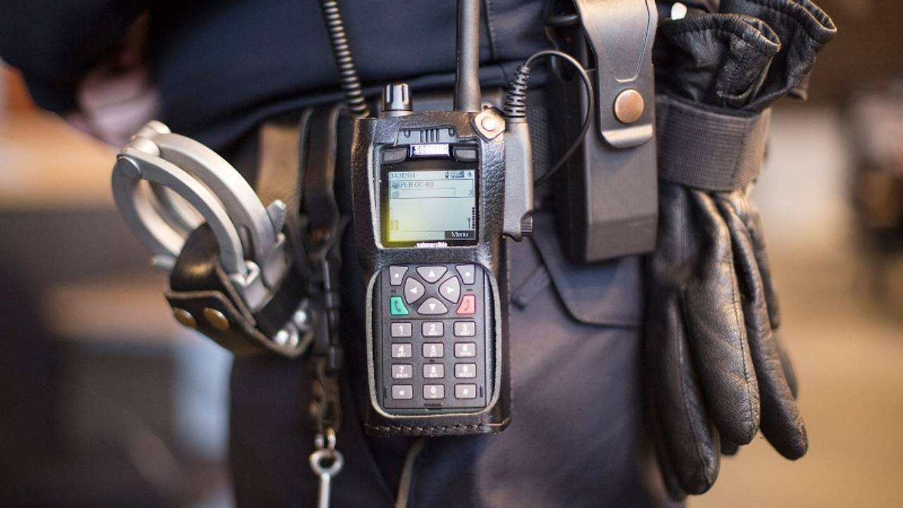 Politie slaat voordeur in met stormram en vindt man met openstaande ...