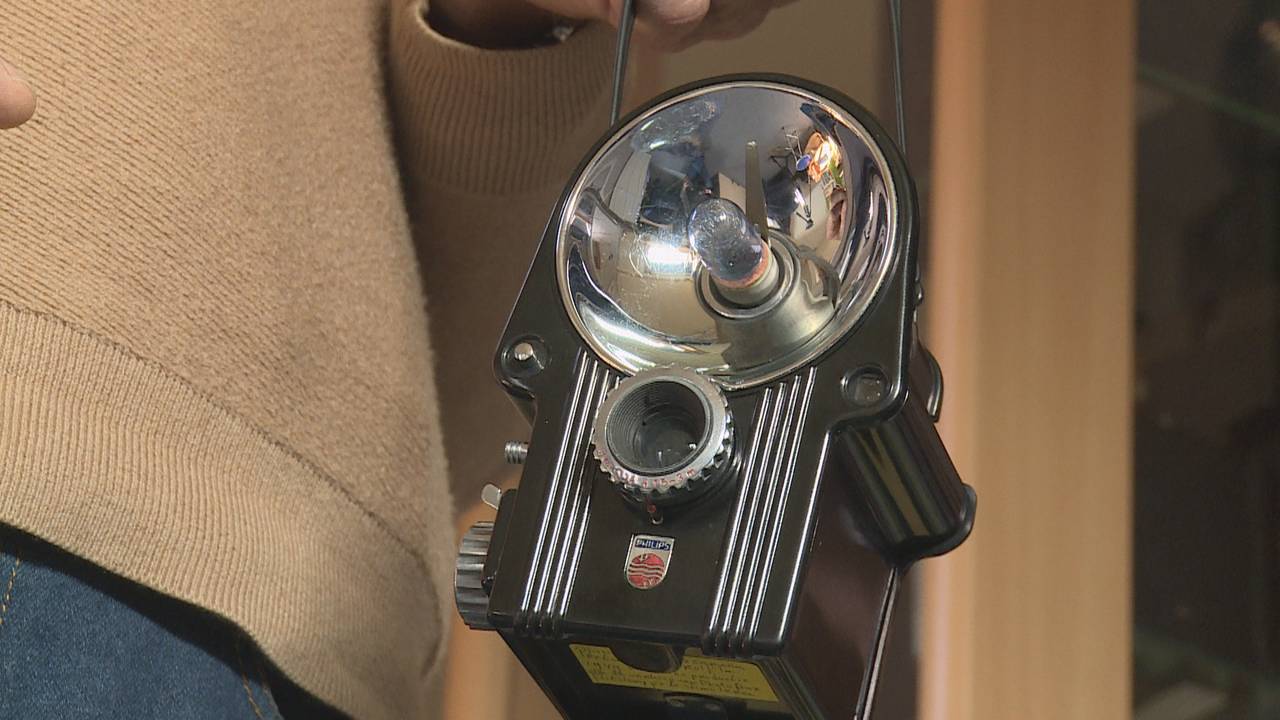 Uit de oude doos: een stallantaarn van Philips om foto’s mee te maken! - Omroep Brabant