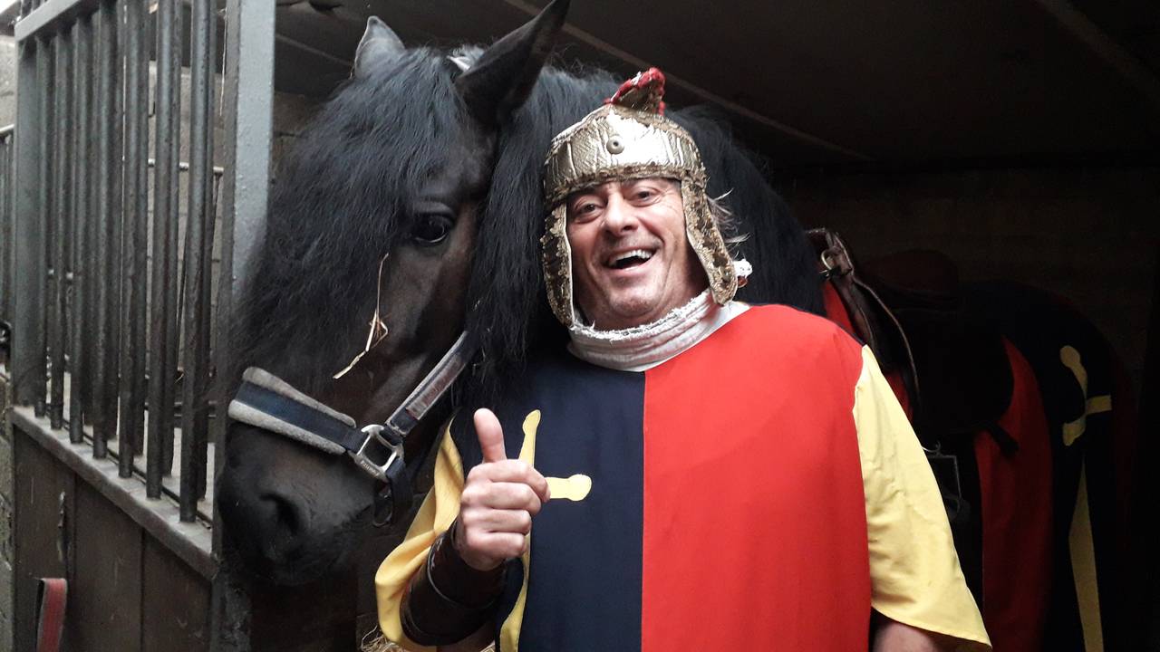 Zanger Rob van Daal stapt voor nieuwe clip op paard: 'Je moet er wat ...