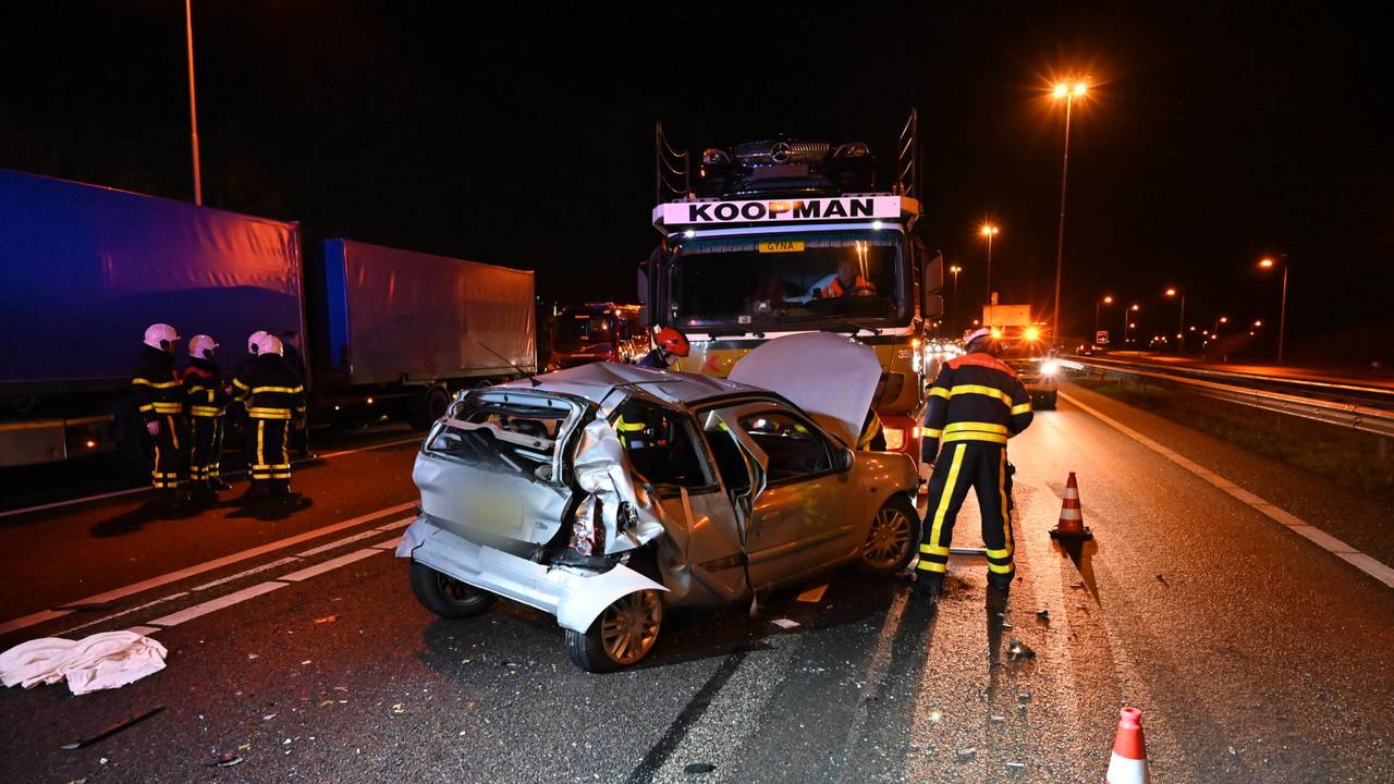 Snelweg A58 weer open na ongeluk met vrachtwagen en twee auto's, gewonde naar ziekenhuis ...