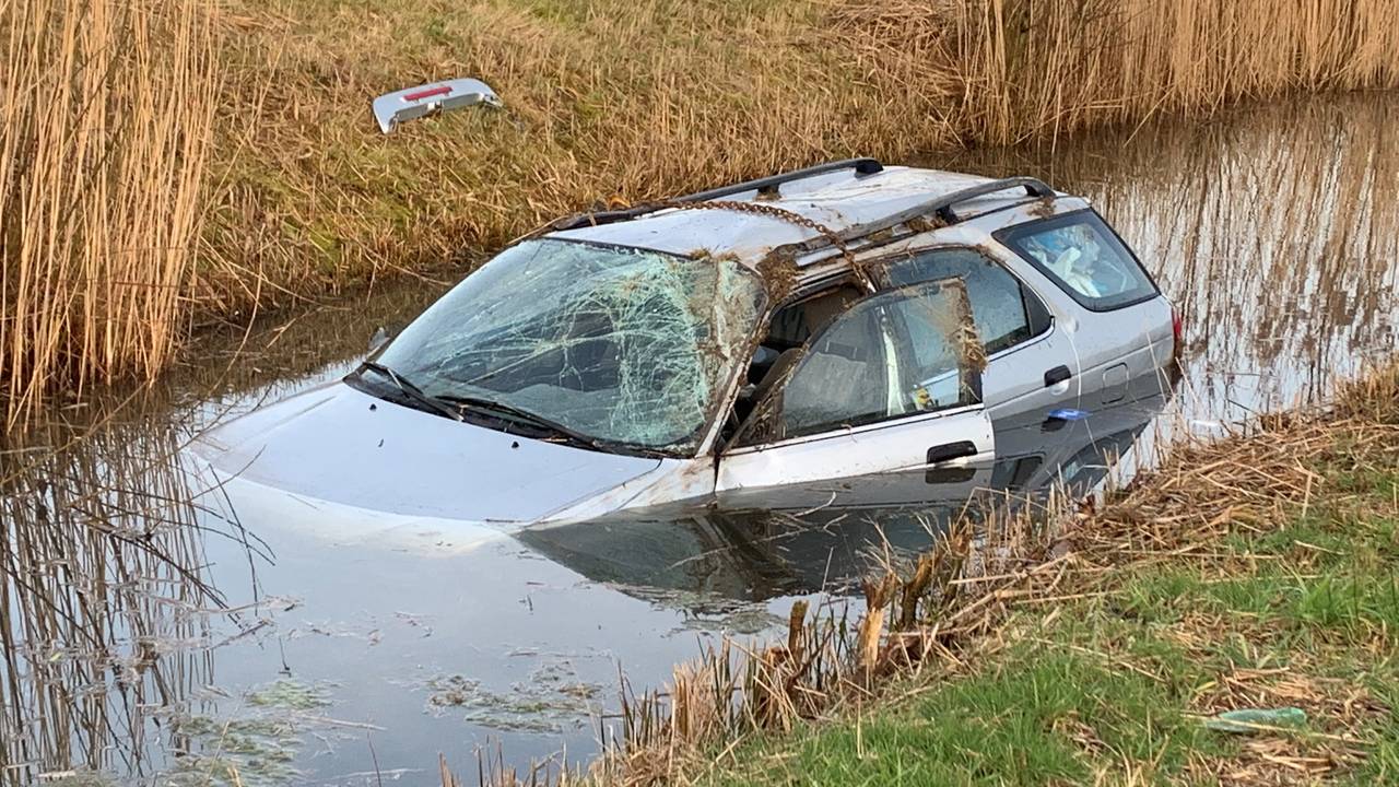 Auto rijdt water in op de A59 bij knooppunt Empel, bestuurder ...