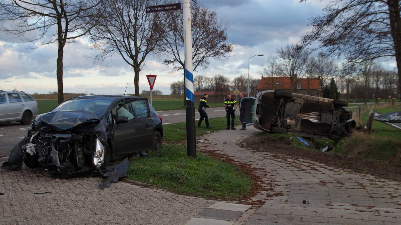 Twee gewonden na frontale botsing auto's - Omroep Brabant