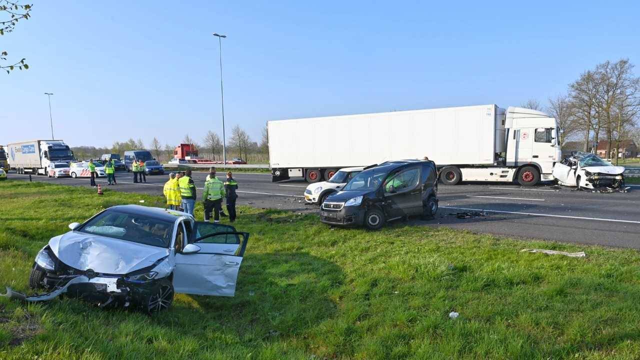 Twee gewonden bij ongeluk tussen auto's en vrachtwagen op A16, snelweg weer open - Omroep Brabant