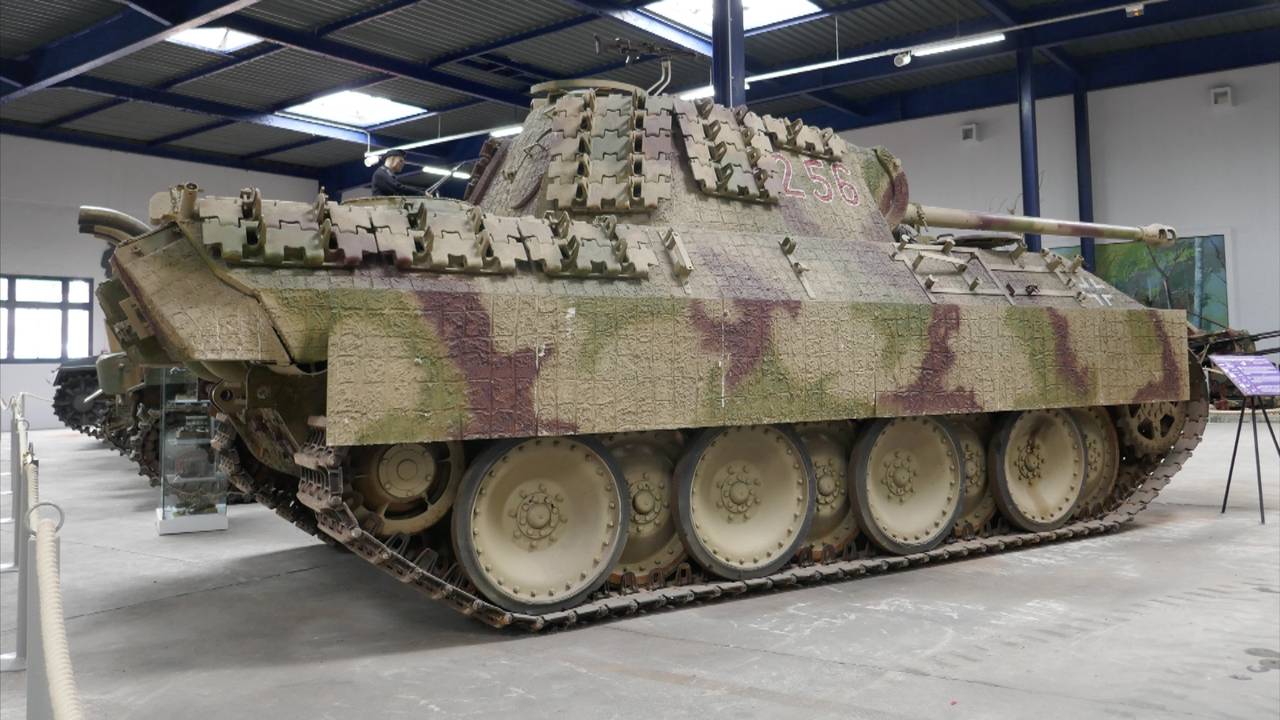 Duitse tank na motorpech toch weer onderweg naar Oorlogsmuseum Overloon ...