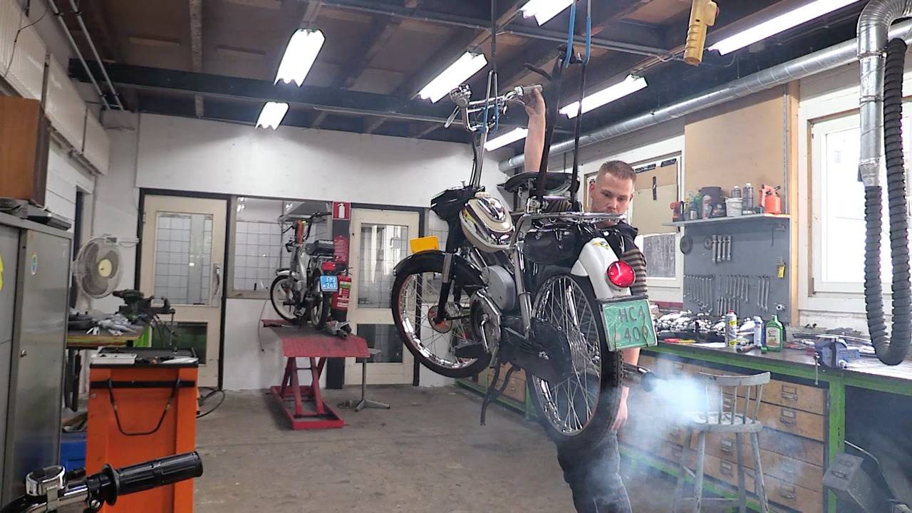 'Ruig, elegant en klassiek', voor de jarige Puch-bromfiets moet je in ...