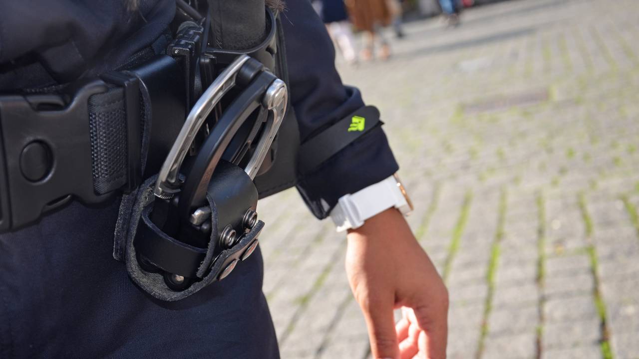 Portofoon van agent Koen haperde in gevecht: ‘Iedere seconde kan ...