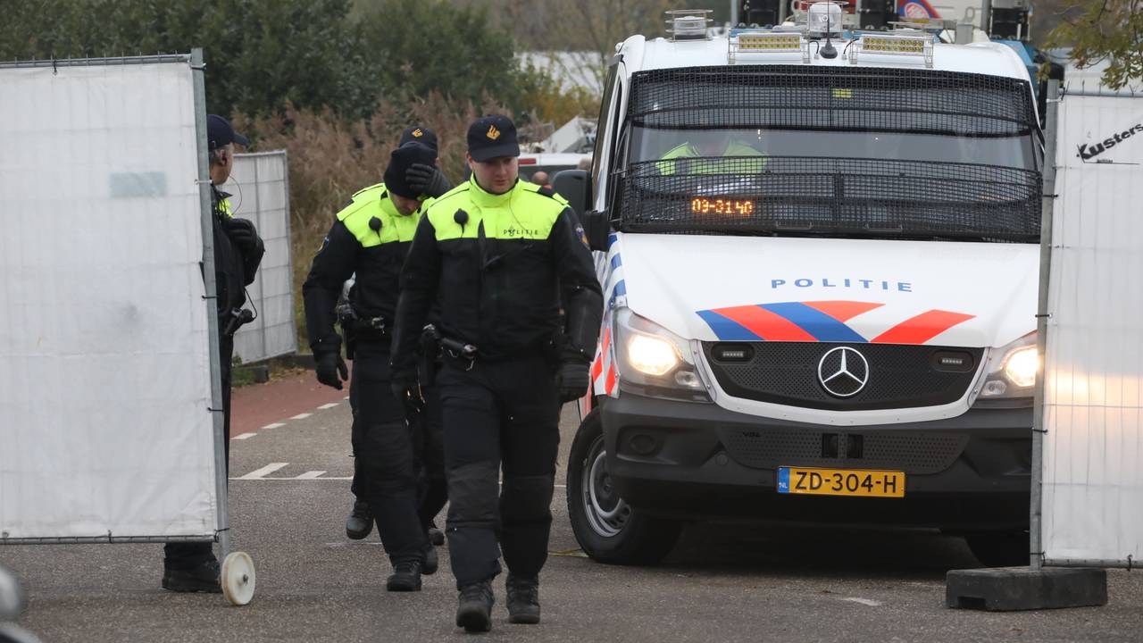Inval met meer dan 100 agenten op woonwagenkamp in Lith, Operatie Alfa gaat verder - Omroep Brabant