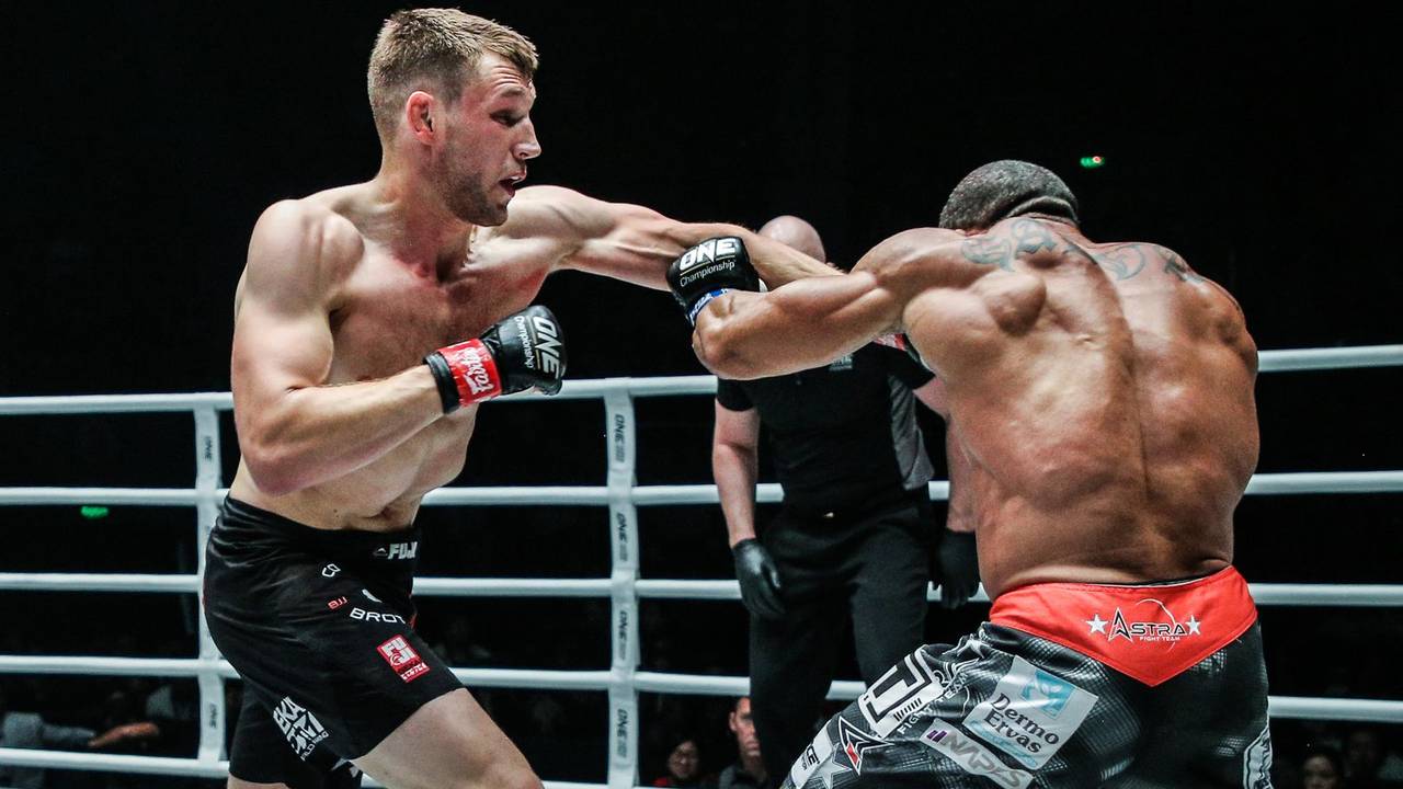 'Voor het eerst een muur gemetseld', zo blijft MMA-vechter Reinier de ...