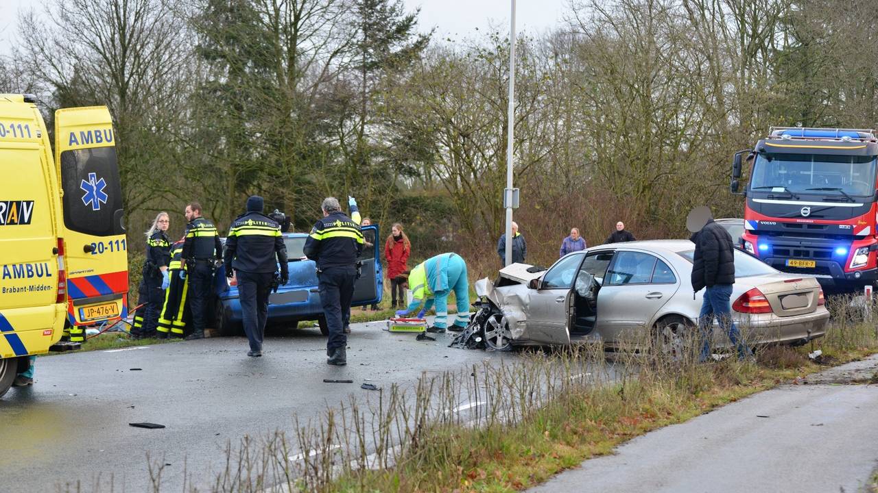 Auto's botsen frontaal op elkaar in Rucphen - Omroep Brabant