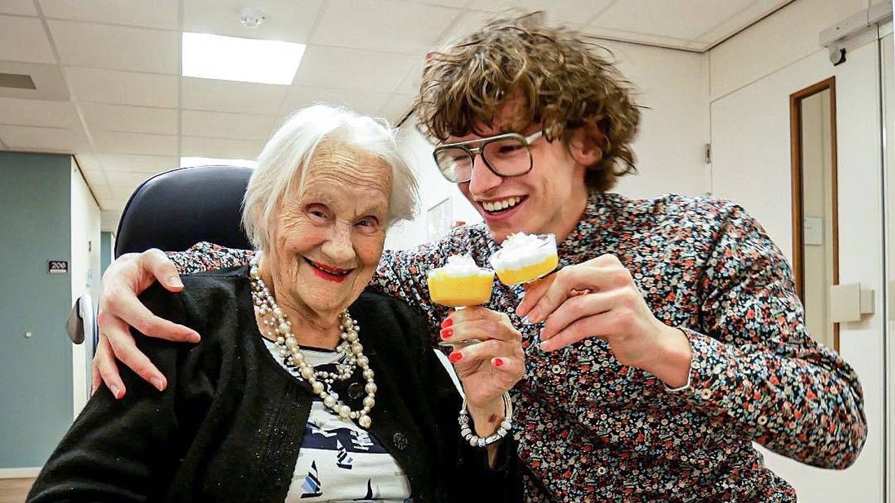 Teun is Brabander van het Jaar en daarom trakteert hij in het ... Teun is Brabander van het Jaar en daarom trakteert hij in het ...