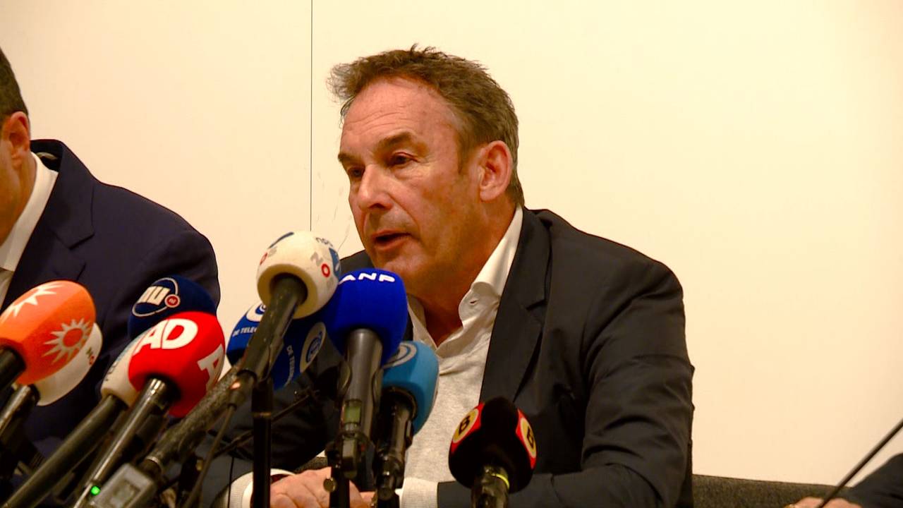 Frans teleurgesteld dat hij broer Johan van Laarhoven geen hand mocht ... Frans teleurgesteld dat hij broer Johan van Laarhoven geen hand mocht ...