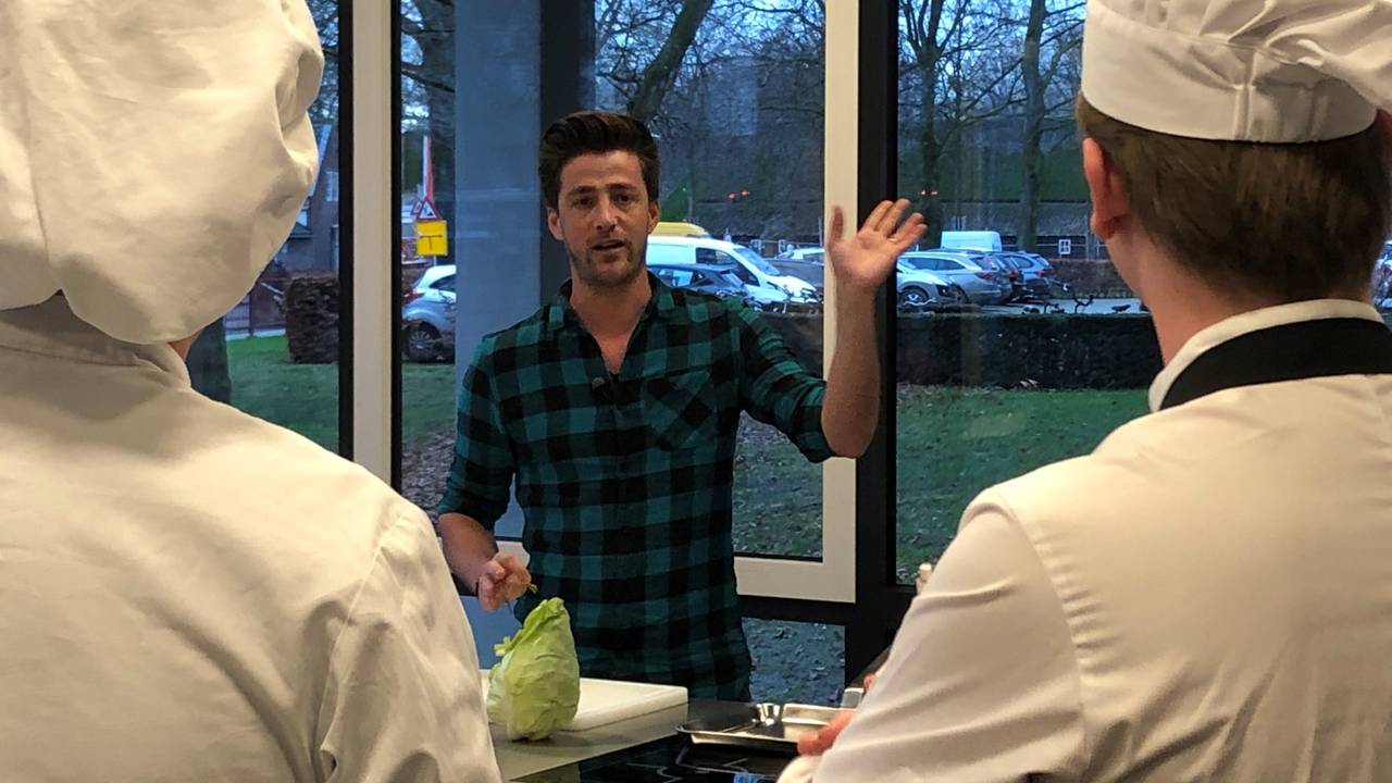 Tv-kok Hugo Kennis keert terug naar De Rooi Pannen om keuken van de ...