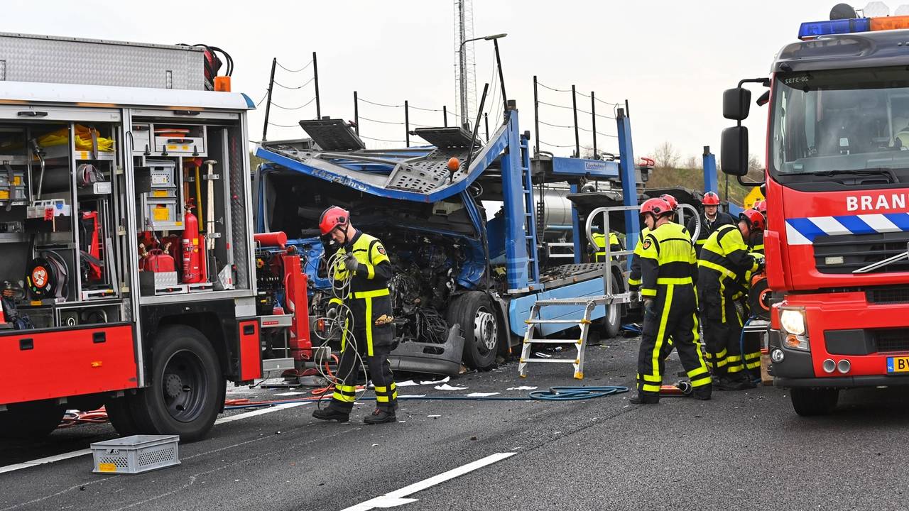 Twee vrachtwagens botsen op A58 bij Ulvenhout, één chauffeur zwaargewond - Omroep Brabant