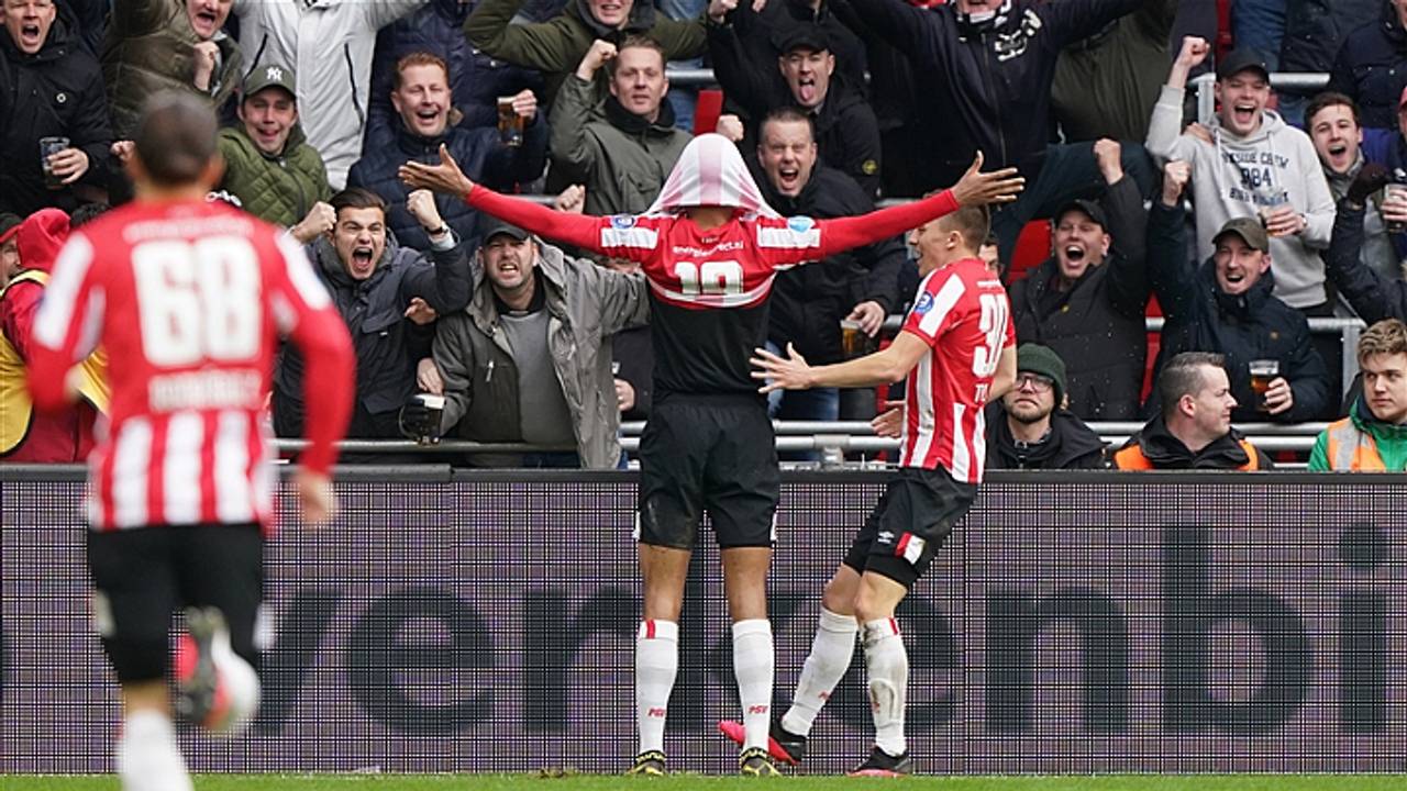 'PSV schiet weinig op met gelijkspel in topper', RKC wint weer eens en ook Willem II pakt volle ...