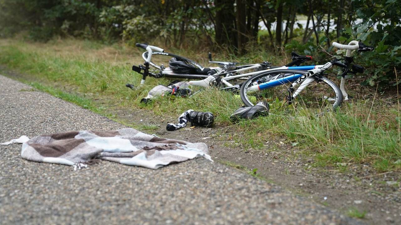 Wielrenner valt en raakt zwaargewond, traumahelikopter geland - Omroep ...