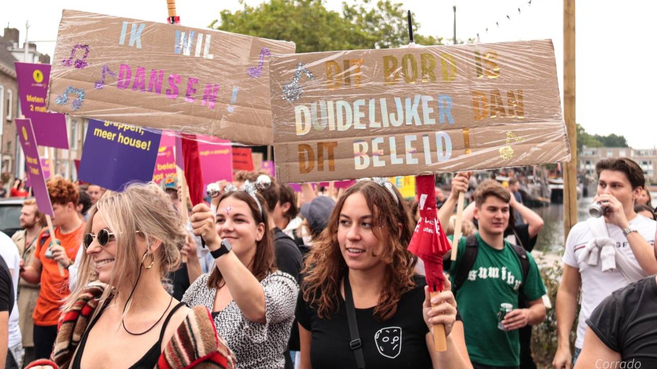 Duizenden mensen bij Unmute Us-demonstraties: 'Het is net een festival ...