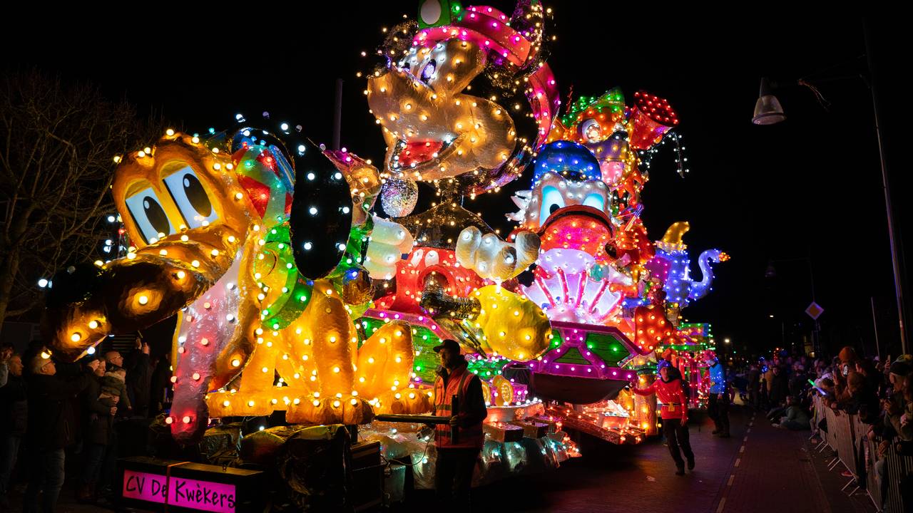 Verlichte optocht zorgt voor sprookjesachtig tafereel: bekijk de foto's ...