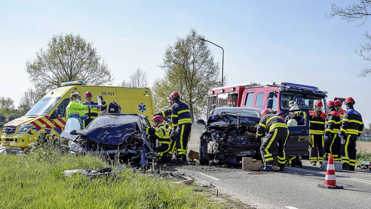 Twee zwaargewonden bij frontale botsing in Almkerk - Omroep Brabant