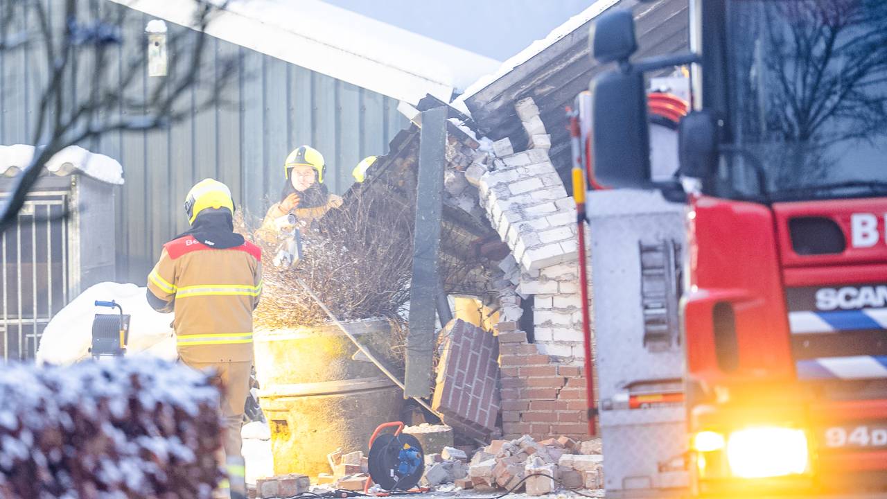 Dak van koeienstal stort in met zes kalfjes erin - Omroep Brabant: het ...