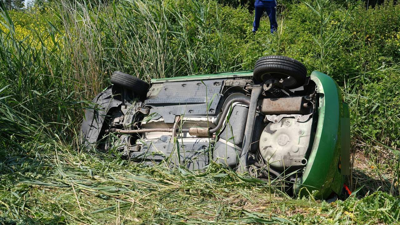 Verkeersruzie eindigt in crash: bestuurder bevrijd uit auto, ree ...