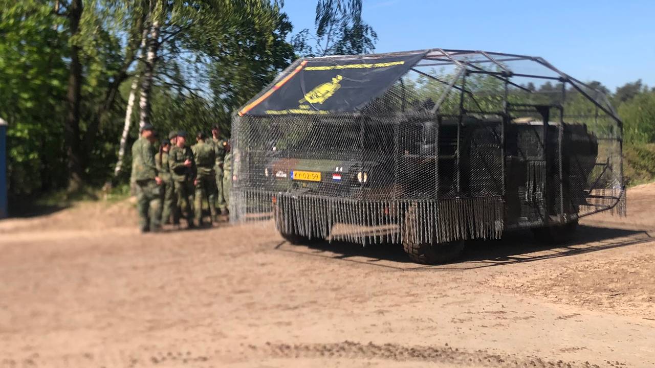 Militairen Oirschot pronken met deze kippengaas-pantserwagen tegen ...