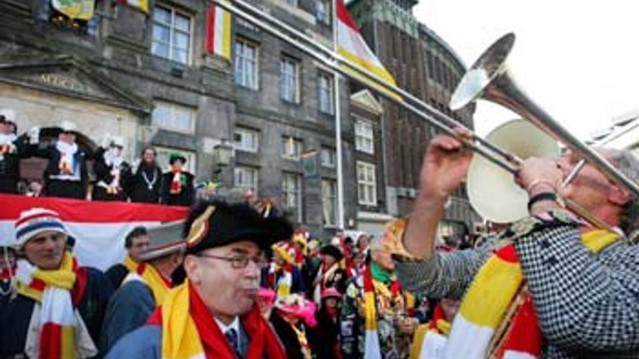Den Bosch en Nijmegen lenen boa's uit bij carnaval en Vierdaagse ...