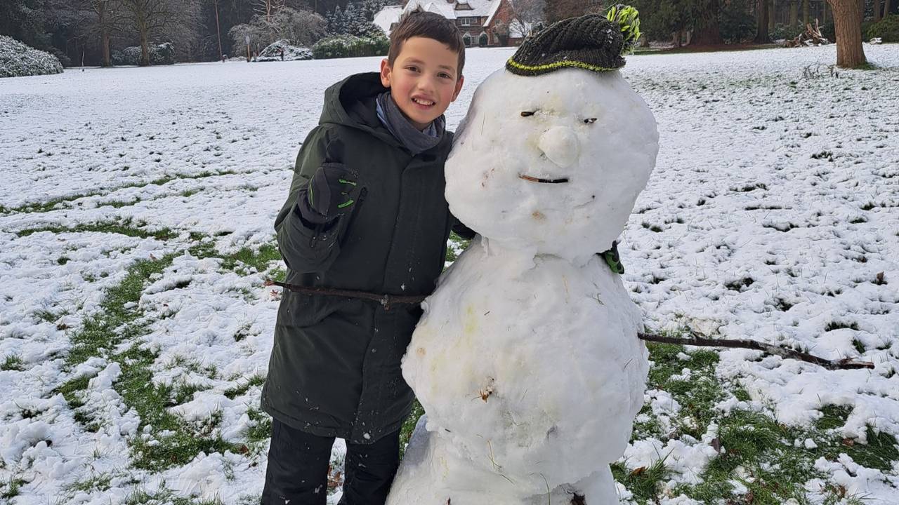 Live | Kinderen leven zich uit met sneeuwpoppen, niet overal is het wit ...