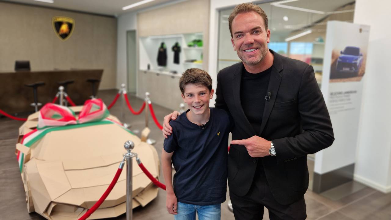 Olivier maakt rit in échte Lamborghini nadat hij kartonnen versie ...
