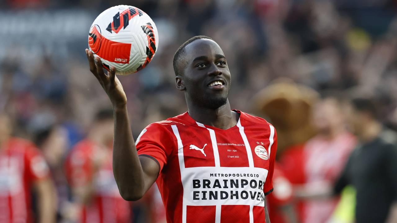 PSV verlengt contract van Jordan Teze en hoopt op Luuk de Jong - Omroep ...