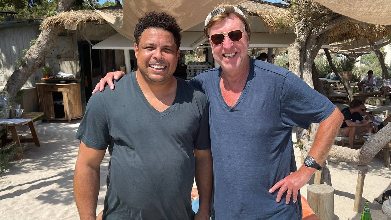 Aad de Mos herenigd met PSV-legende Ronaldo: ‘Grootste talent op aarde ...