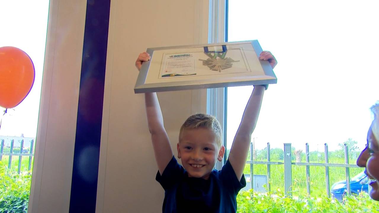 Jitse (9) krijgt jeugdlintje voor alle goeds dat hij deed na dood broer ...