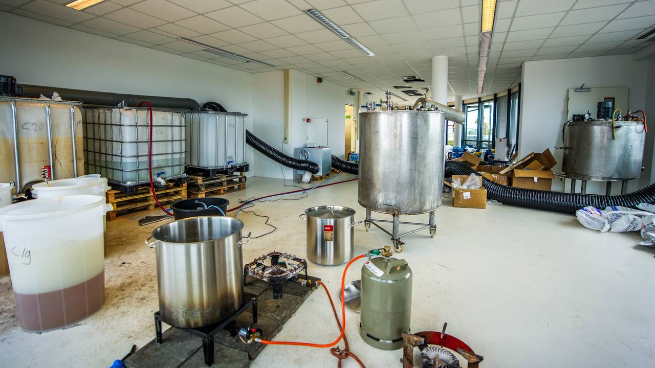 Ketels van drugslab met hijskraan van vijfde etage kantoorgebouw ...