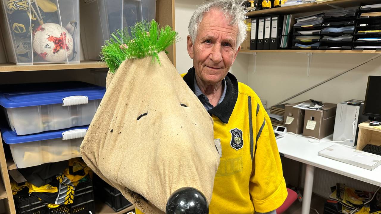Cees (81) kruipt nog één keer in rol als mascotte Harrie NAC - Omroep ...