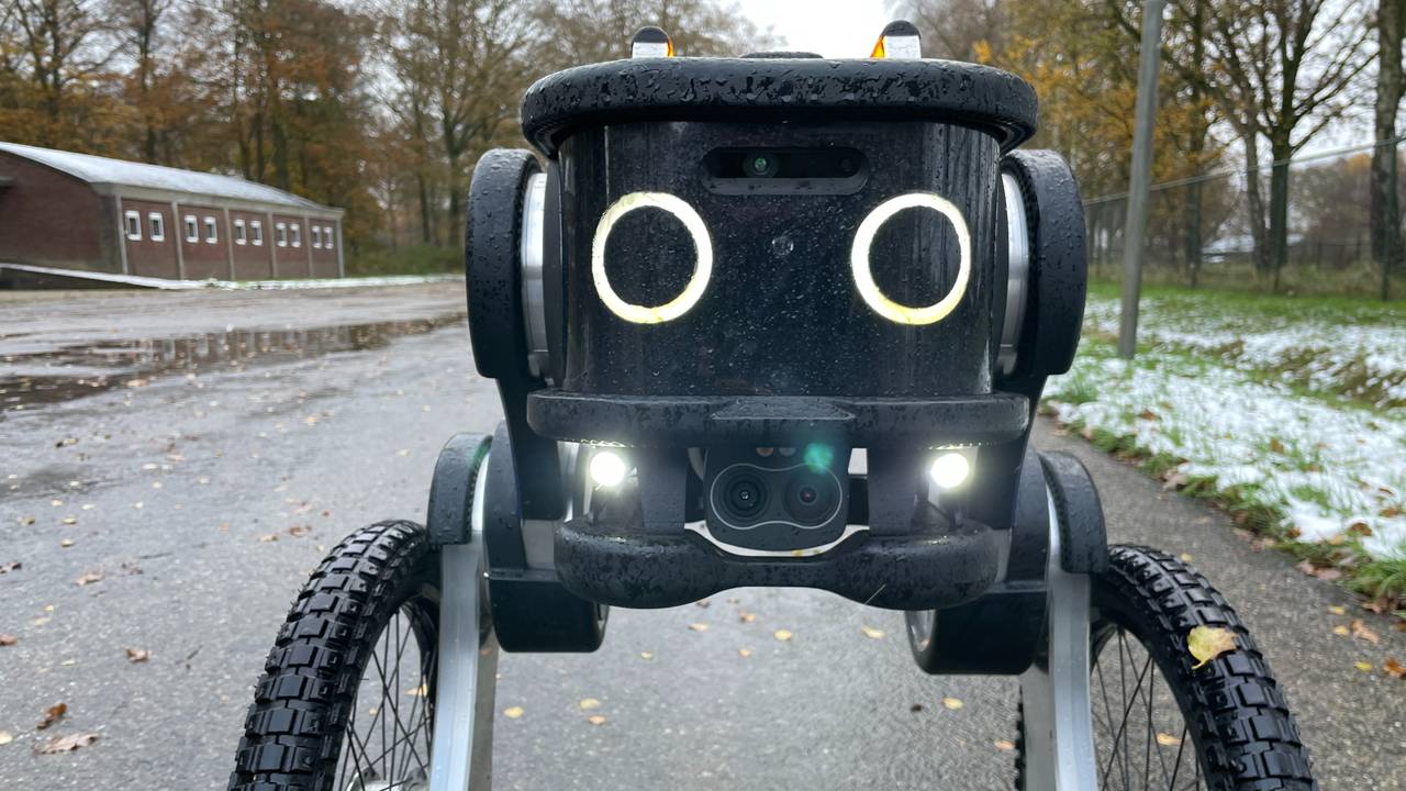 Rijdende robot Badger bewaakt vliegbasis: 'Als iets afwijkt, meldt-ie ...