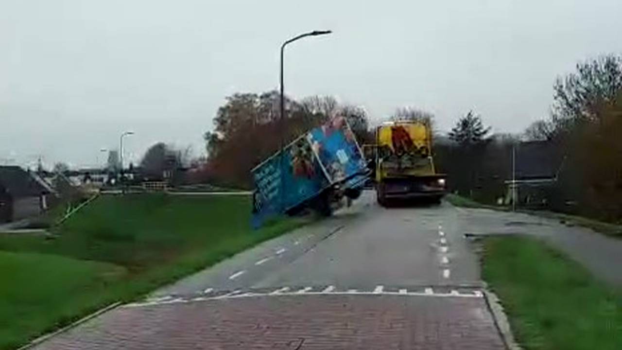 Dubbel pech voor boodschappenbezorger: bestelbus rolt twee keer van ...