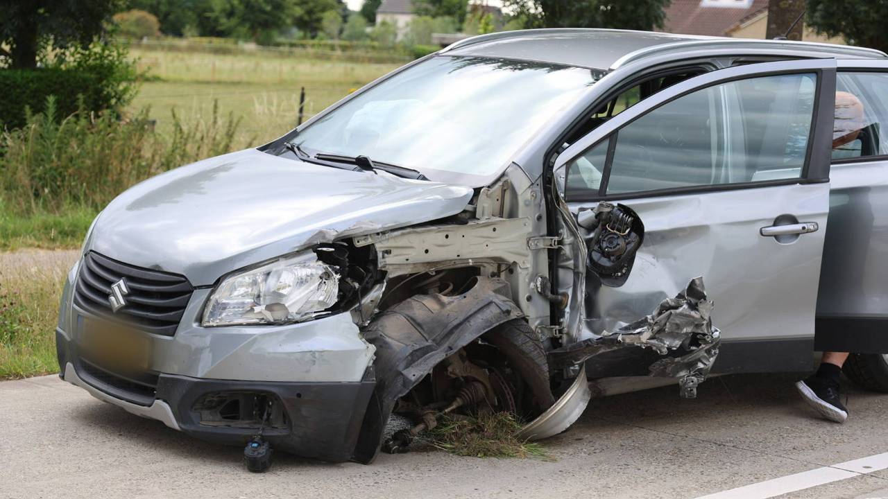 Auto komt op verkeerde weghelft en rijdt hele zijkant tegenligger eruit - Omroep Brabant