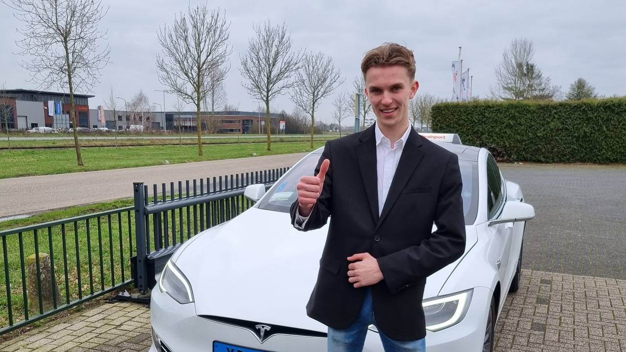 Chris (18) is geslaagd als taxichauffeur: 'Soms ben je net een ...