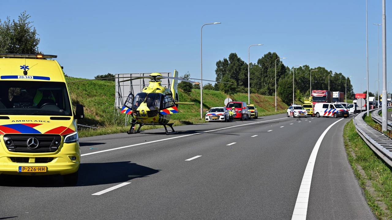 Bestuurder overleden na ongeluk met auto en vrachtwagen op A58, weg dicht - Omroep Brabant