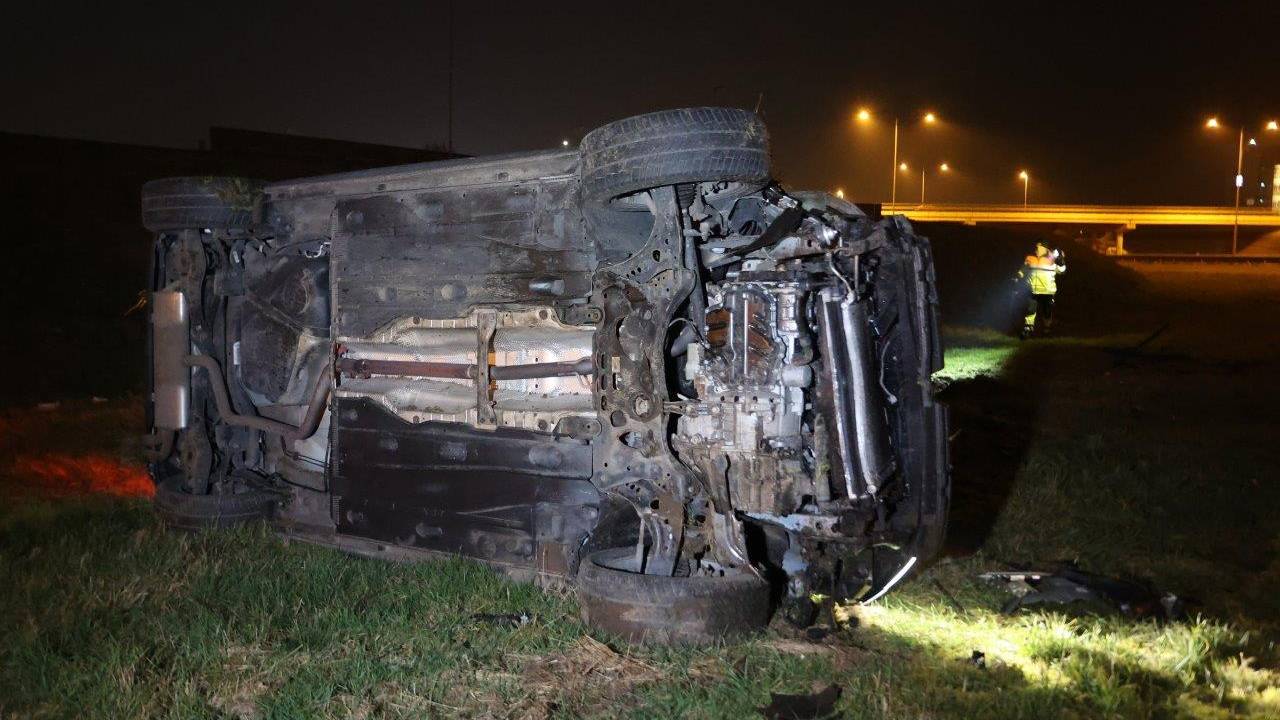 Crash op A2: bestuurder raakt wal waarna de auto wordt gelanceerd ...